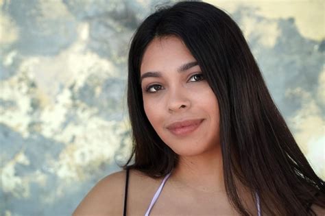 Retrato De Latina Mexicana Hermosa Chica De Pelo Negro Foto Premium