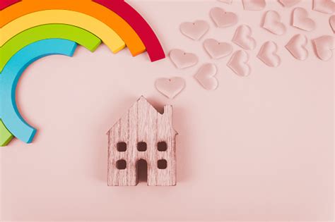분홍색 배경에 분홍색 마음과 무지개가있는 목조 주택 행복한 가족 생활 방식과 사랑스러운 사람들 개념 발렌타인 데이 컨셉 무지개에 대한 스톡 사진 및 기타 이미지 Istock