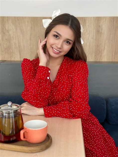 Women Brunette Looking At Viewer Red Clothing Head Tilt Wallpaper