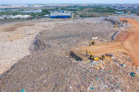 환경 오염에 산업 공장에서 트랙터 자동차와 대형 산 쓰레기 더미 비닐 봉지 쓰레기의 다른 유형의 스택의 공중 보기 투기장에서 폐기물 처리 가방에 대한 스톡 사진 및 기타