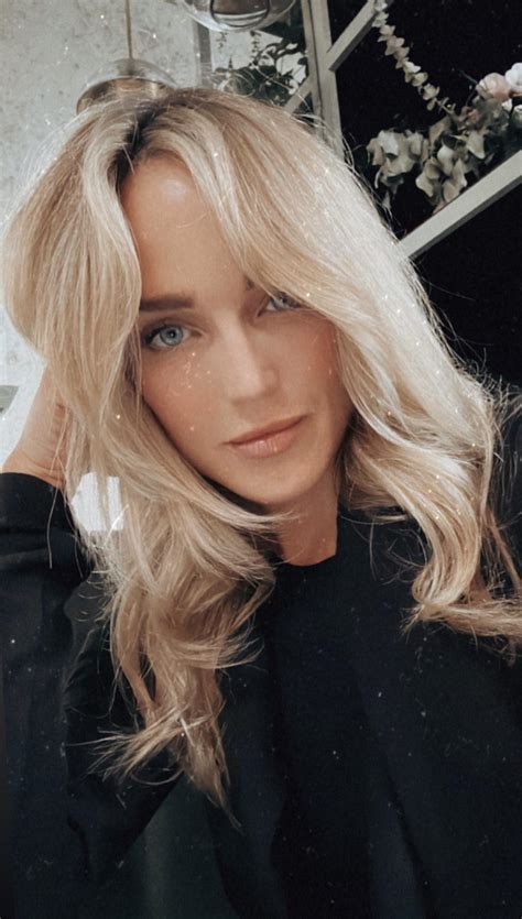 Caity Lotz R Celebnavels
