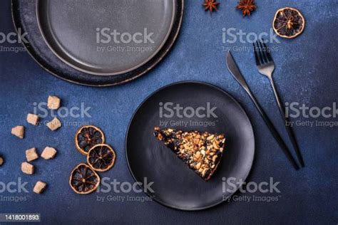 짙은 파란색 배경에 검은 접시에 견과류와 초콜릿이 들어간 신선한 맛있는 케이크 조각 0명에 대한 스톡 사진 및 기타 이미지 0명 갈색 검은색 Istock