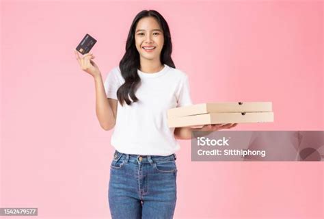 분홍색 배경에 분리된 피자 상자와 신용카드를 들고 있는 아름다운 아시아 여성의 스튜디오 사진 여자에 대한 스톡 사진 및 기타 이미지 Istock