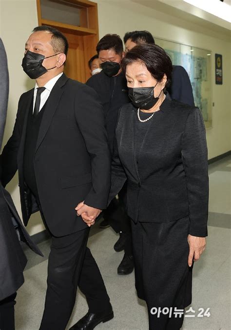 [포토]전두환 전 대통령 부인 이순자 여사·아들 전재국 네이트 뉴스