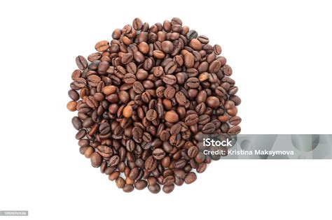 흰색 고립 된 배경에 커피 콩 한 줌 클로즈업 위에서 볼 수 있습니다 구운 커피 콩 0명에 대한 스톡 사진 및 기타 이미지 0명 갈색 건강한 생활방식 Istock
