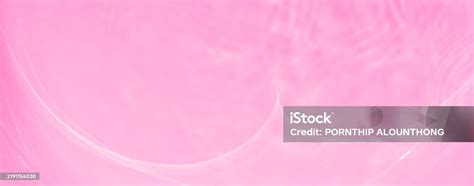 표면에 잔물결이 있는 분홍색 물 흐릿한 흐릿한 파란색 맑고 차분한 물 물방울과 거품이 있는 표면 질감 빛나는 패턴 질감 배경과 함께 물 파도 0명에 대한 스톡 사진 및 기타