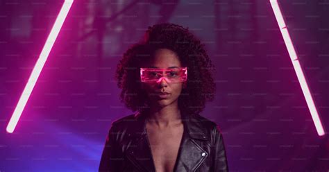 메타버스 디지털 사이버 세계 기술 증강 현실 게임을 하는 스마트 안경을 쓴 여성 미래 라이프스타일 사진 Unsplash의 미래 이미지