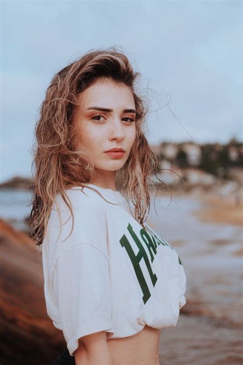 가벼운 바람 걱정 없는 고요한 금발 긴 머리 레저 맑은 날 모래 밀물과 썰물 바다 보다 보헤미안풍 소프트 포커스 수평선 스타일리시한 야외에서