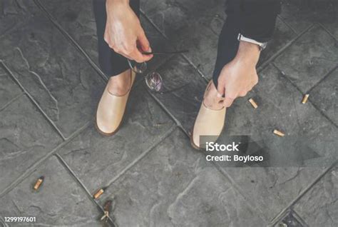 스트레스를 받은 사업가가 담배를 피우고 바닥에 던지는 높은 각도의 시야 개념에 대한 스톡 사진 및 기타 이미지 개념 개체 그룹 걱정하는 Istock