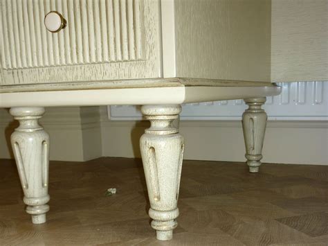 Длинный письменный стол для двоих детей вдоль окна