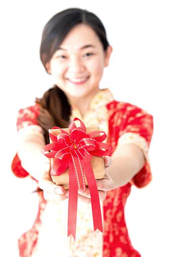행복 한 중국 새 해입니다 흰색 배경에 고립 된 선물 상자를 들고 아시아 여자 1월에 대한 스톡 사진 및 기타 이미지 1월 2월 계절 Istock