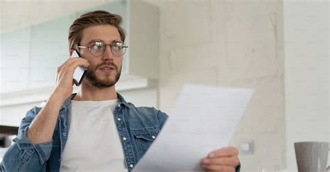 멋진 웃는 남자의 초상화 그는 테이블에 앉아 노트북 노트북 안경을 앞에 두고 전화 통화를 하고 있다 사진 Unsplash의 무선 기술 이미지