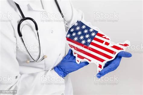 미국지도와 국기를 들고 의사 또는 간호사 코로나 바이러스 발병 및 전염병 개념 2019ncov 0명에 대한 스톡 사진 및 기타 이미지 Istock