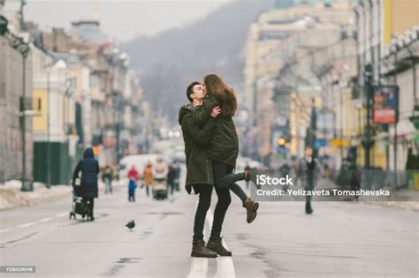 젊은 평온한 행복 한 사람 백인 젊은 학생 들 남자 그리고 여자입니다 사랑 해요 함께 겨울도로에 유럽 거리에 도보 테마 사랑과 행복 젊은 나이에 겨울에 대한 스톡 사진 및