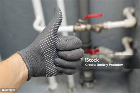 배관공의 손이 닫히고 수도관 배관 설비의 배경에 엄지손가락을 치켜세웁니다 배관 수리 유지 보수 Diy 낙관주의 격려 성공 전문성의 개념 연관공에 대한 스톡 사진 및 기타