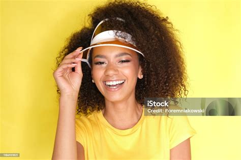 그런 아름다운 미소 노란색 배경에 노란색 옷을 입은 아프로 소녀 감정에 대한 스톡 사진 및 기타 이미지 감정 곱슬 머리 귀여운 Istock