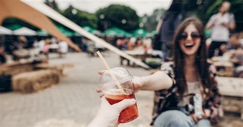 손에 레모네이드 빨간 입술을 가진 선글라스를 쓴 세련된 힙스터 여성에게 레모네이드를 주는 남자 길거리 음식 축제에서 칵테일을 마시는 멋진 보호 소녀 여름 방학