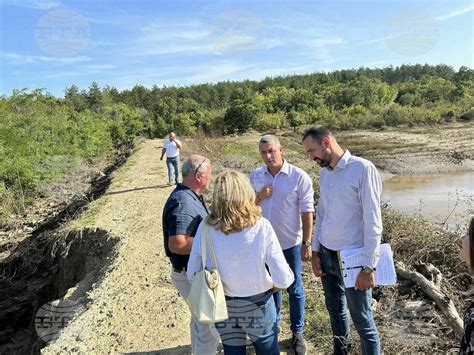 Заместник министър Петър Димитров огледа пораженията на два язовира край Царево Утро