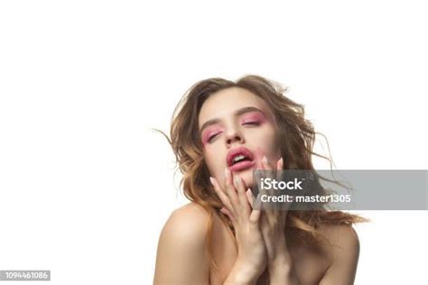 긴 물결 모양의 부드러운 머리 좋은 젊은 여자 자연 카메라 보고 메이크업 건강한 생활방식에 대한 스톡 사진 및 기타 이미지 건강한 생활방식 곱슬 머리 귀여운 Istock