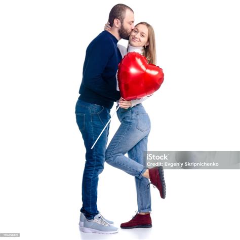 아름다운 낭만적 인 커플 여자와 빨간 풍선 모양의 마음을 가진 남자 남자에 대한 스톡 사진 및 기타 이미지 남자 로맨틱한
