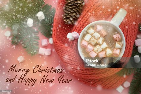 배경에 분홍색 또는 산호 평면도 절연 마쉬 멜 로우와 코코아 음료 메리 크리스마스 비문입니다 0명에 대한 스톡 사진 및 기타 이미지 Istock