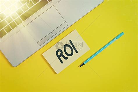手写文字书写roi用于评估投资效率的概念照片能度量时尚银色开放式笔记本电脑方形粘滞记事本高清图片下载 正版图片504549987 摄图网
