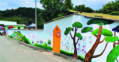 눈에 띄는 단기봉사 현장 재능기부로 마을 길 25m 벽화 피웠다