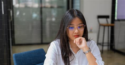 사무실에서 노트북과 용품으로 작업에 집중하는 여성 노동자의 클로즈업 뷰 사진 Unsplash의 앉아 이미지