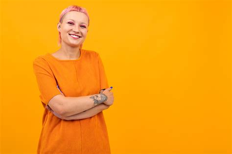 오렌지 배경에 고립 된 짧은 분홍색 머리와 문신 미소와 특이한 예쁜 여자 갈색 머리에 대한 스톡 사진 및 기타 이미지 갈색 머리 건강한 생활방식 검은색 Istock