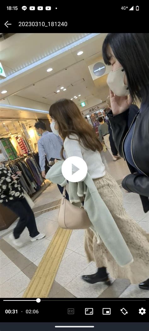 大阪梅田の町中で巨乳女子を盗撮しまくる関西人が現れる みんくちゃんねる