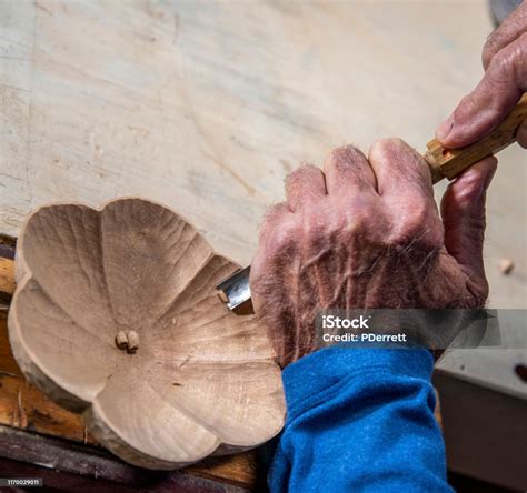 이전 남성 목공 장인의 손은 끌이있는 나무 조각에 작동합니다 공예에 대한 스톡 사진 및 기타 이미지 공예 기술 끌 Istock