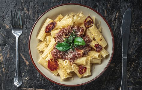 검은 테이블에 토마토 소스 토마토 치즈 바질을 곁들인 맛있는 식욕을 돋우는 채식 파스타 접시 위쪽 보기 건강한 식생활에 대한 스톡 사진 및 기타 이미지 Istock