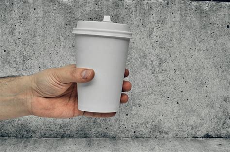 컬러 배경에 손에 종이 컵 커피숍의 친환경 소재 생분해성 일회용 식기 클로즈업 건강에 좋지 않은 음식에 대한 스톡 사진 및 기타 이미지 건강에 좋지 않은 음식 곡초류