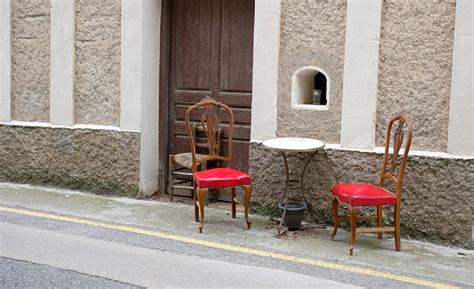 텅 빈 벽 근처의 황량한 거리에 있는 두 개의 빨간 의자와 원형 테이블 0명에 대한 스톡 사진 및 기타 이미지 0명 Empty Street 가구 Istock