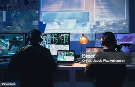 군사 통제실 컴퓨터 화면 및 감시 헤드셋 및 기술 커뮤니케이션이 있는 팀 보안 위성 지도 그리고 지휘 본부의 육군 사무실에서 모니터에 있는 여자와 있는 남자 감시에 대한