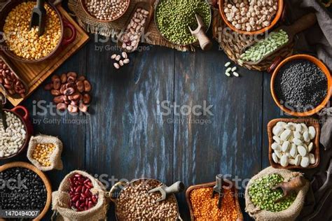 다양한 종류의 마른 콩의 상위 뷰입니다 프레임을 만드는 소박한 나무 파란색 테이블에 위에서 촬영 0명에 대한 스톡 사진 및 기타 이미지 Istock