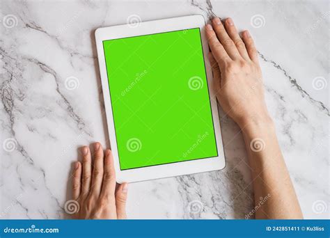Ordenador De Tableta Digital En Manos Hembras Con Llave Croma Verde Vertical Pantalla Digital En