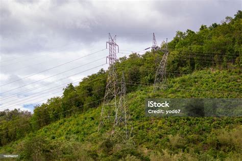 하늘과 산 배경고 고전압 전기 철탑 및 전송 전력 선의 이미지입니다 0명에 대한 스톡 사진 및 기타 이미지 0명 강철 공기 오염 Istock