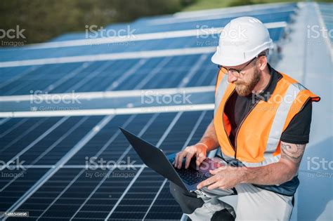 태양 전지판 기술이 적용된 산업용 지붕에서 노트북을 사용하는 엔지니어 1개월에 대한 스톡 사진 및 기타 이미지 1개월 35 39세 검사 보기 Istock