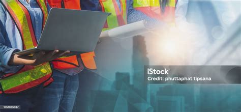 이중 노출 관리자 엔지니어 전문 팀 건설 건물 도시 풍경 배경 현장 건설 엔지니어링 프로젝트 작업 현장에서의 의무