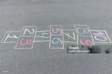 아스팔트에 그려진 분필의 클로즈업 사진 학교 마당 학교로 돌아갑니다 돌차기놀이에 대한 스톡 사진 및 기타 이미지 돌차기놀이 교육 분필 그림 Istock