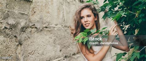 녹색 나무 근처 흰색 드레스에 자연 곱슬 머리로 아름 다운 행복 한 여자는 떠난다 여름 아름다움 초상화입니다 꿈꾸는 여자 자연