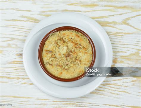 그리스 음식 간식 및 전채 배경 메제 자이로 튀긴 오징어 반지 수블라키 우조 생선 피타 그리스 샐러드 Tzatziki 페타