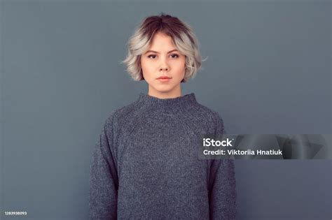 회색 배경 심각한에 고립 된 회색 스웨터 스튜디오 사진을 입은 젊은 여성 심각한에 대한 스톡 사진 및 기타 이미지 심각한 인물 사진 스튜디오 촬영 Istock