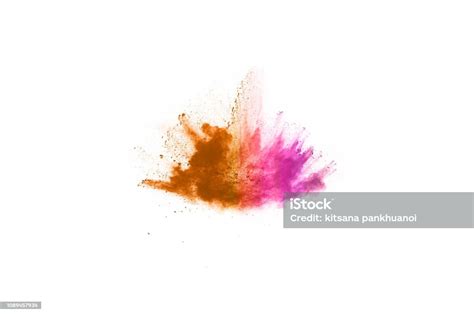 추상 분말 Splatted 배경입니다 흰색 바탕에 화려한 분말 폭발입니다 색깔된 구름입니다 다채로운 먼지 폭발 페인트 Holi입니다 0명에 대한 스톡 사진 및 기타 이미지