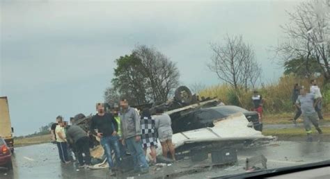 Caminhão Tomba E Atinge Carro Na Rodovia João Leme Dos Santos
