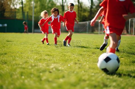 足球场上奔跑的运动员高清图片下载 正版图片600285728 摄图网