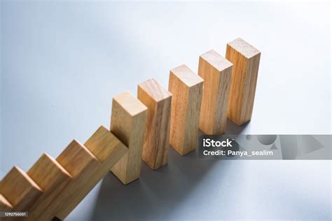 나무 도미노 떨어지는 지속적인 토플 또는 위험에서 효과 전략과 부신에 대한 성공적인 개입 개념 0명에 대한 스톡 사진 및 기타 이미지 Istock