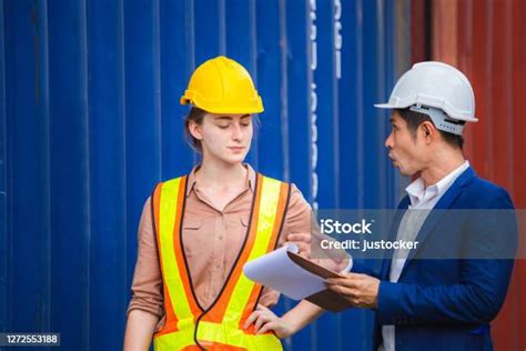 화물 물류 및 팀워크 개념에서 컨테이너 상자를 확인하는 엔지니어 및 작업자 팀 20 24세에 대한 스톡 사진 및 기타 이미지 20 24세 2명 40 44세 Istock