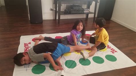 Kids playing twister 1st time 😂 - YouTube